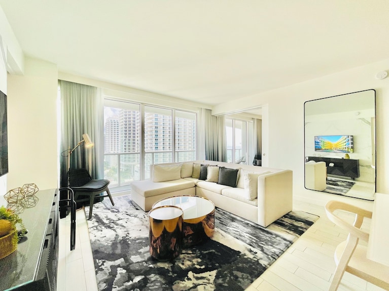 1108-beachfront-resort-downtown-pool-gym - Fort Lauderdale, FL