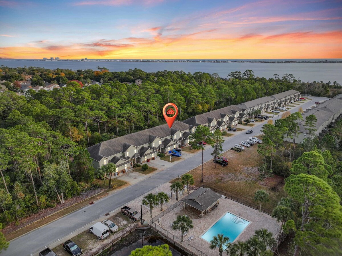 Navarre Sound Place- Pool Steps Away - Backyard Oasis - Navarre | Stayz