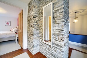 4 quartos, individualmente decorados, individualmente mobiliados