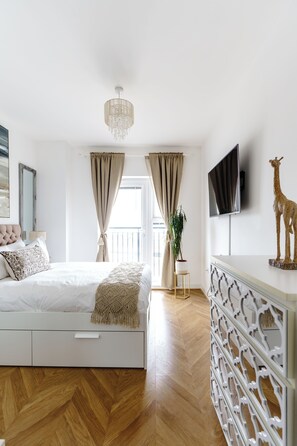 Apartamento luxo, sacada, vista para o rio | Cortinas blackout, ferros/tábuas de passar roupa, Wi-Fi de cortesia