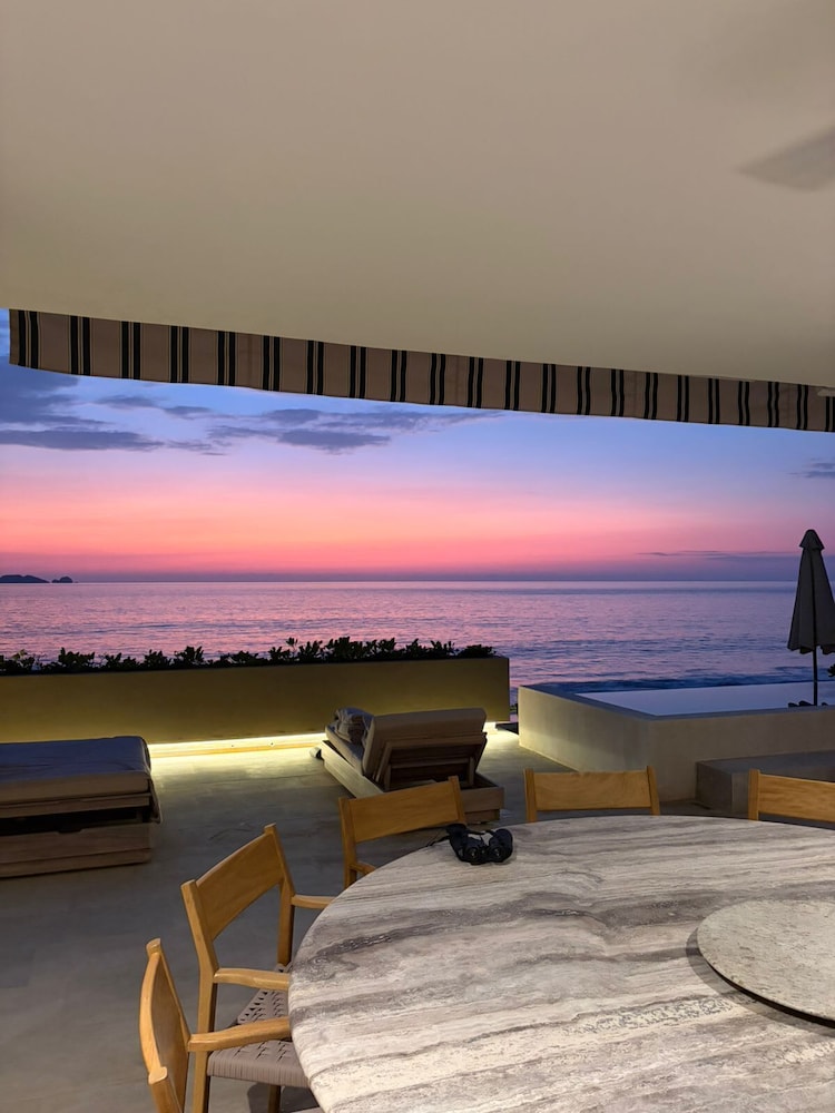 Anera: The Best Beachfront Apartment Ever - Barra de Potosi | Stayz