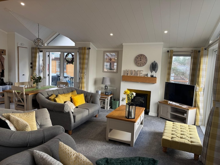 Beautiful Lodge With Decking In Dorset, At Rockley Park Holiday Park Ref 57032cp - Dorset