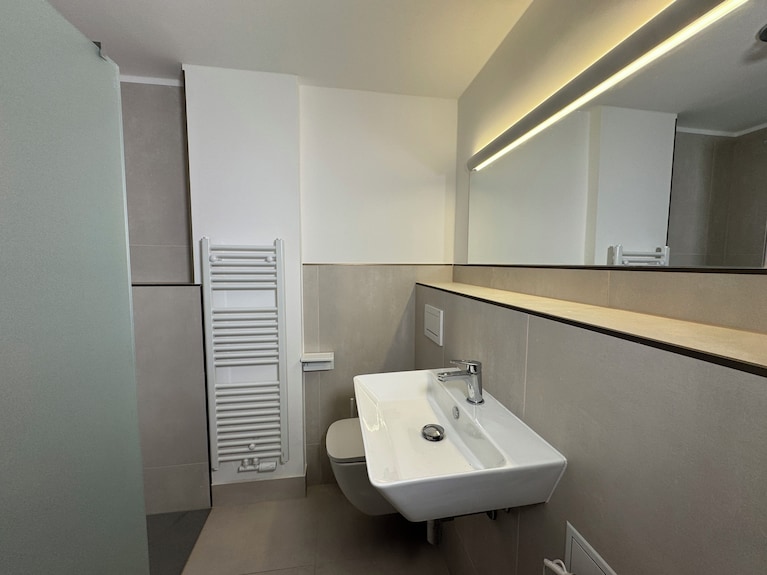 Central Düsseldorf Apartment: 2 Beds, Wifi, Elevator Close To Hbf & Fair - Düsseldorf