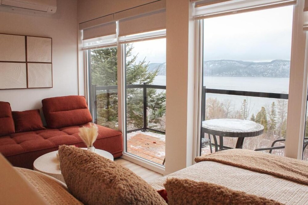 Eco-luxurious mini-chalet, 180° view of the Fjord - Saguenay | Vrbo