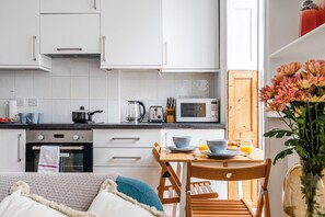 Apartamento, vista para o pátio | Cozinha privada | Uma chaleira elétrica, uma torradeira 