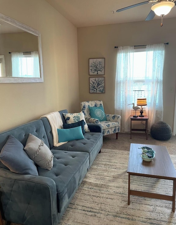 Coastal Comfort Retreat Offers 1 Bedroom, 1 Bathroom, And A Futon With Lakeview. - Jacksonville