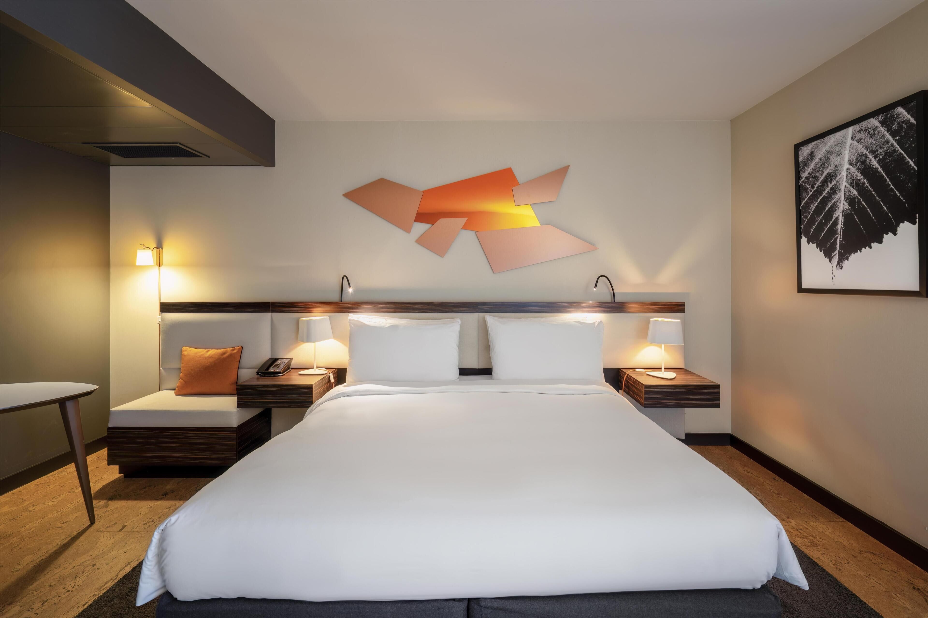 Suíte, 1 quarto, terraço | Cofres nos quartos, escrivaninha, espaço de trabalho para notebook