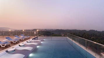 Piscina exterior, da(s) 9:00 à(s) 22:00, guarda-sóis, espreguiçadeiras