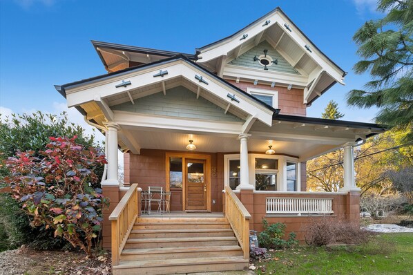 Voted best neighborhood, designer house, hot tub, steps from ...