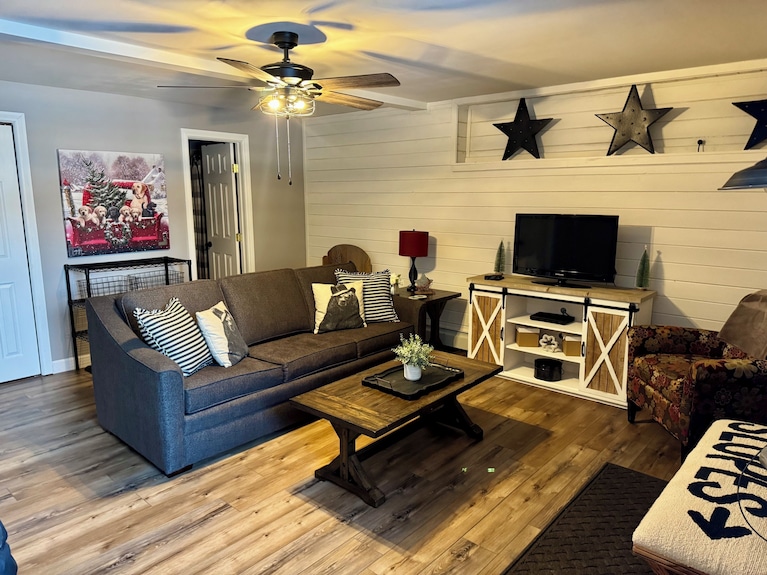 Cozy 3 Bedroom Chalet With Hot Tub In Ellicottville Minutes From Holiday Valley. - Ellicottville, NY