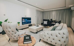 Apartamento família | Área de estar | TV de tela plana