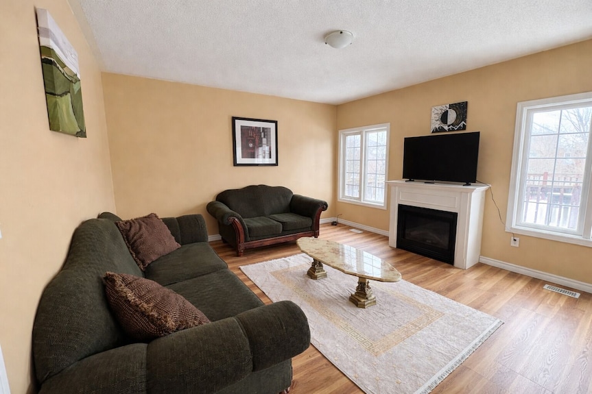 Private & Spacious Primary Suite W/jacuzzishared Brampton Home Near Go Station! - Brampton