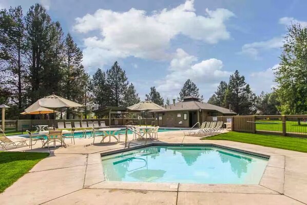 Walk to Village! Lovely 3-bedroom townhome in welcoming Sunriver ...