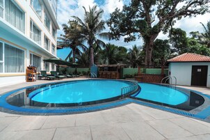 Piscina exterior, guarda-sóis