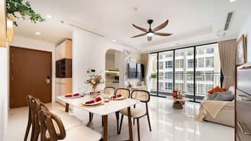 Apartamento urbano, 3 quartos | Opções para refeição no quarto