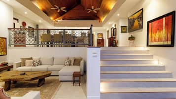 Villa de Luxo, piscina privativa, vista para o mar | Sala de estar | TV de ecrã plano