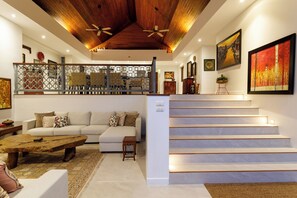 Villa de Luxo, piscina privativa, vista para o mar | Sala de estar | TV de ecrã plano 