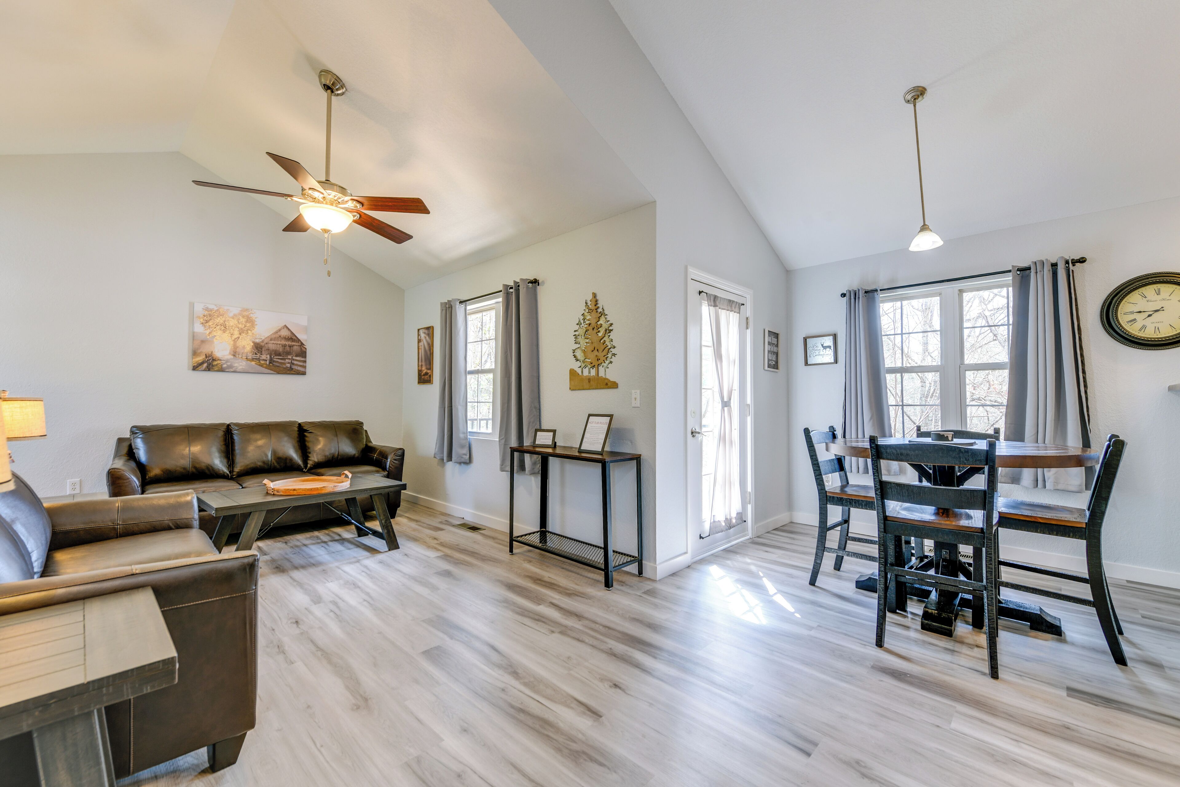 Pet Friendly! Remodeled W/ Hot Tub & Bonus Room - Gatlinburg, TN