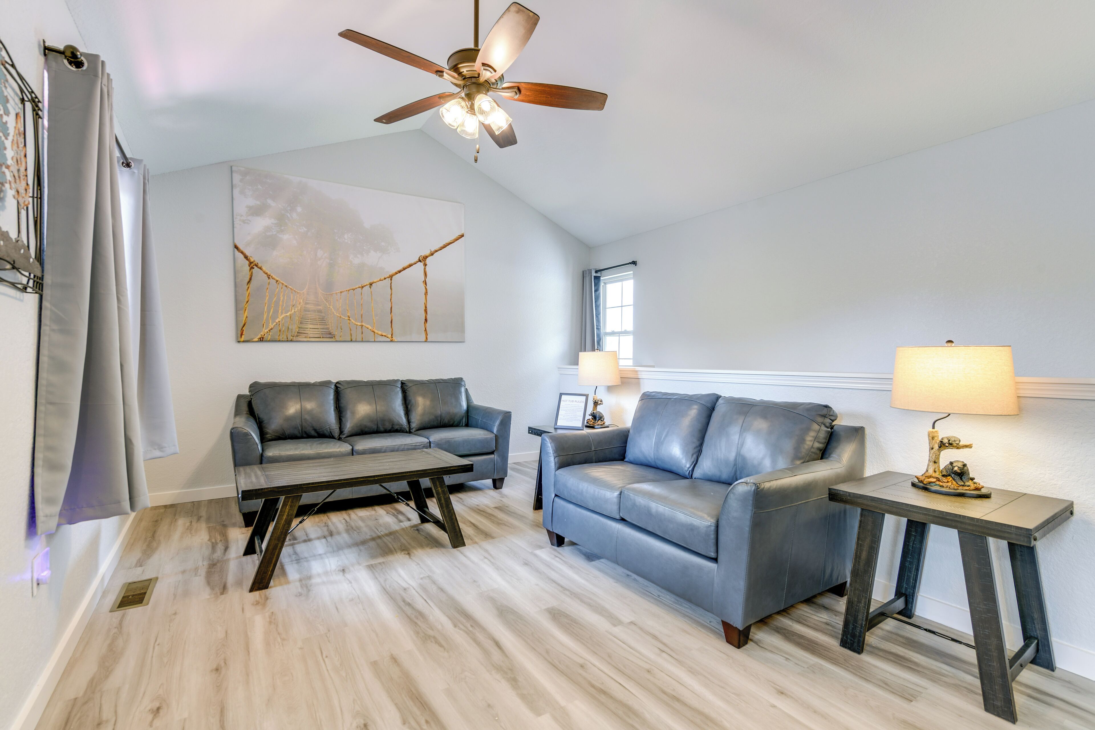 Pet Friendly W/ Hot Tub & Newly Remodeled - Gatlinburg, TN