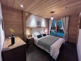 Quarto Quádruplo Comfort | Cofre no quarto, cortinas/cortinados opacos, ferro/tábua de engomar 