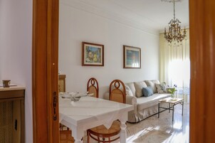 Apartamento, sacada, vista para a cidade | Sala de jantar