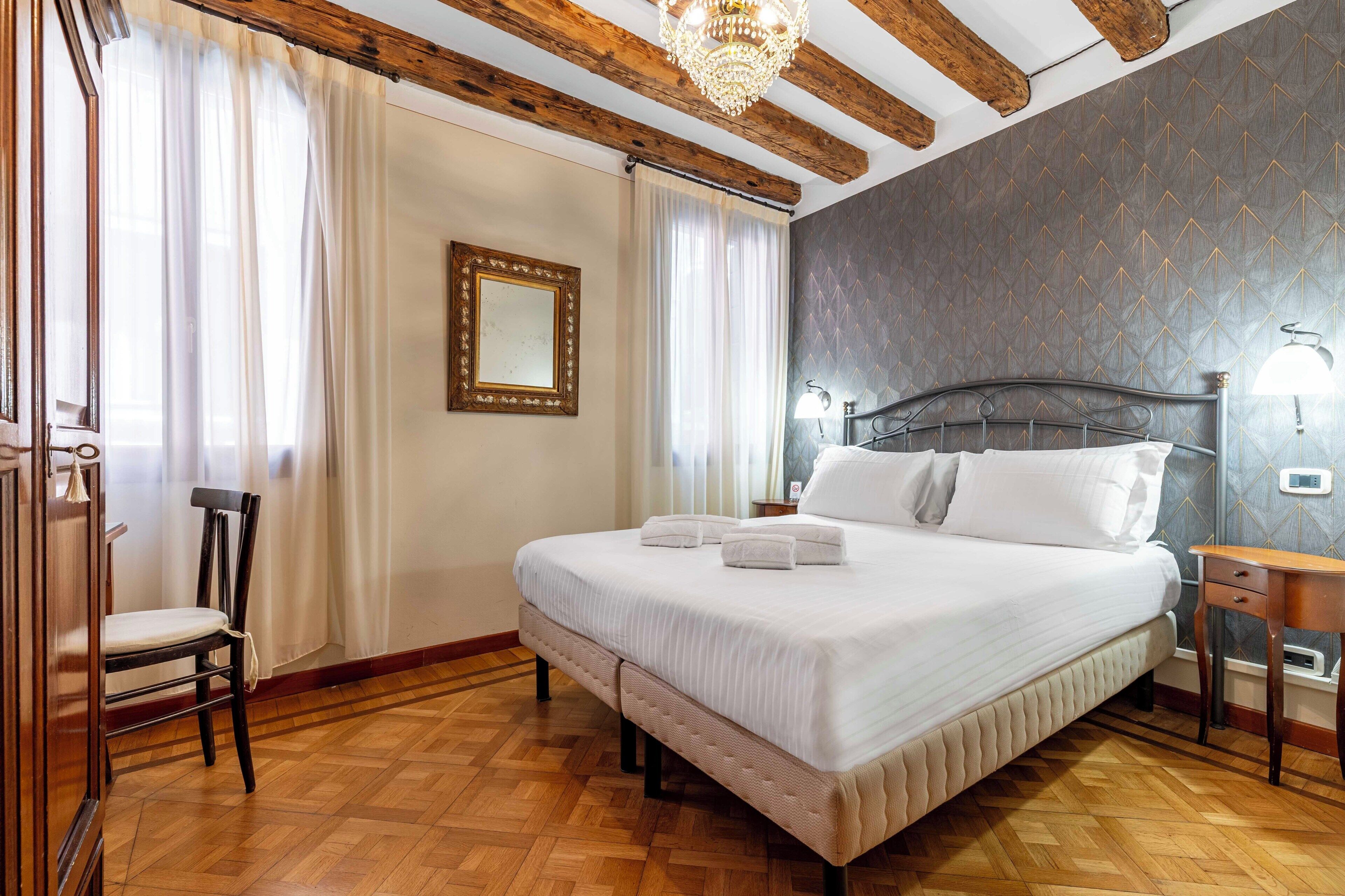 Quarto casal standard | Roupas de cama antialérgicas, quartos à prova de som, berços (sobretaxa)