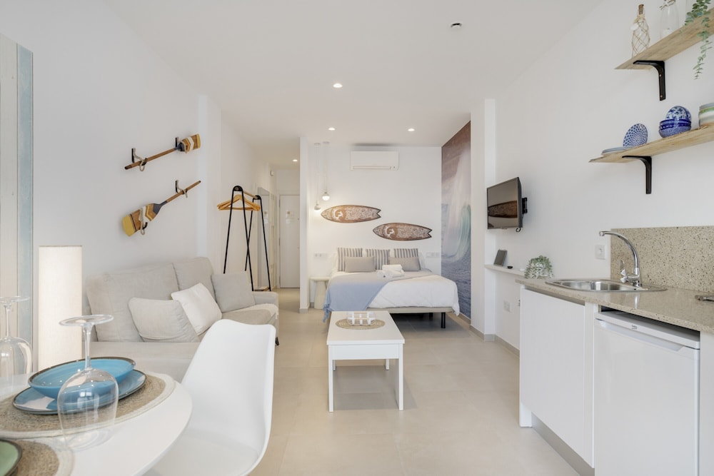 Comfortable "Blue Wave" Studio, Great Location – Perfect for Couples ...