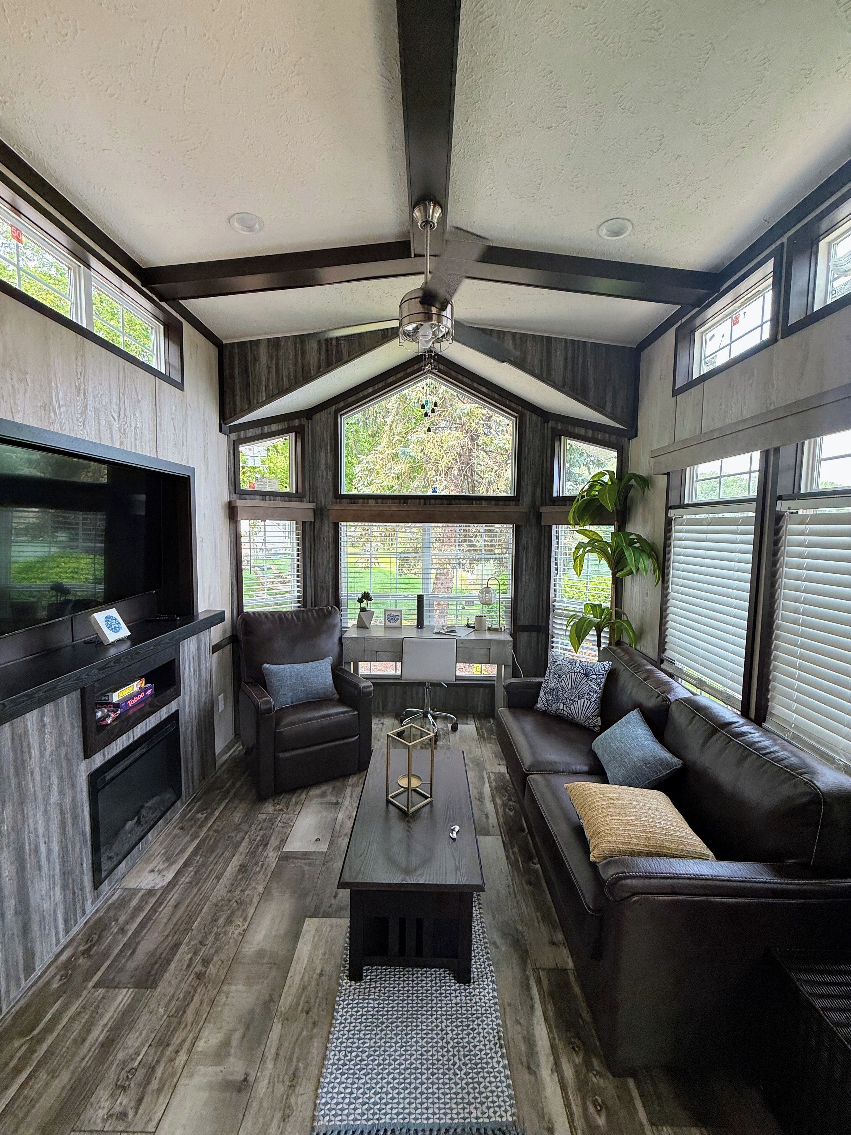 Mtm Premier - The Funky Duo Combines Funky Island And Funky Jungletwo Side-by-side Lakefront Properties Sleeping 12 Total. A Bright Park Model And Cozy Log Cabin With Shared Campground Amenities, Perfect For Larger Groups. - インディアナ州