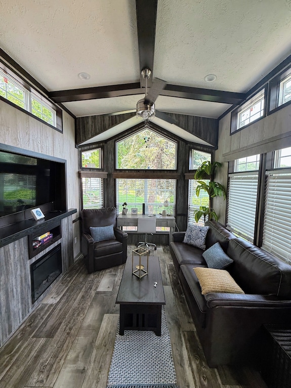 Mtm Premier - The Funky Duo Combines Funky Island And Funky Jungletwo Side-by-side Lakefront Properties Sleeping 12 Total. A Bright Park Model And Cozy Log Cabin With Shared Campground Amenities, Perfect For Larger Groups. - インディアナ州