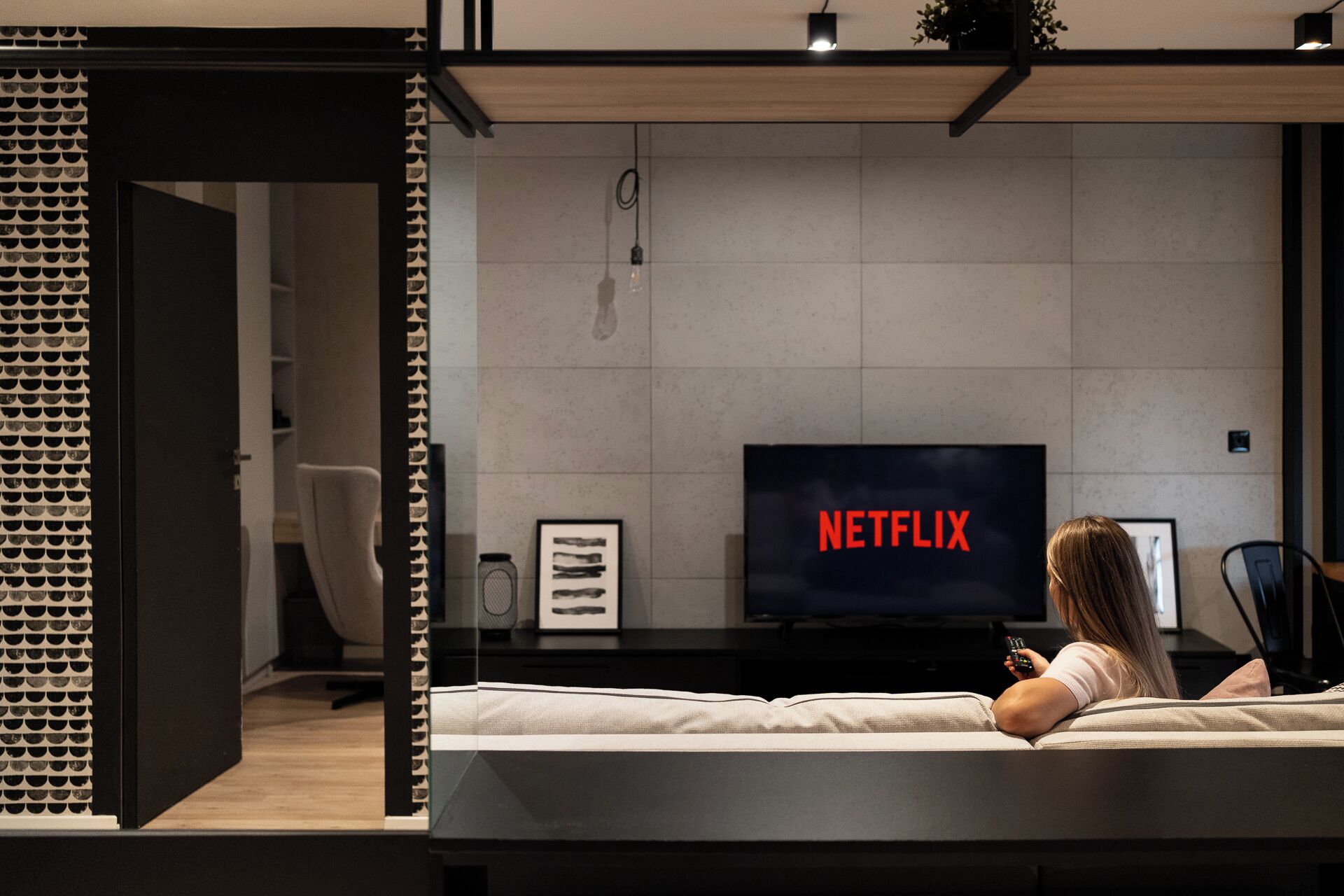 Apartamento superior, ar-condicionado | Área de estar | TV de tela plana