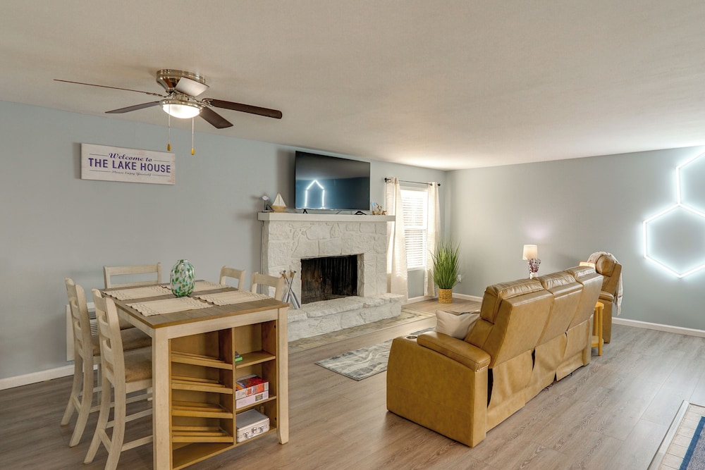 Lake Resort Access & On-site Pool At Ozarks Home! - Sunrise Beach, MO