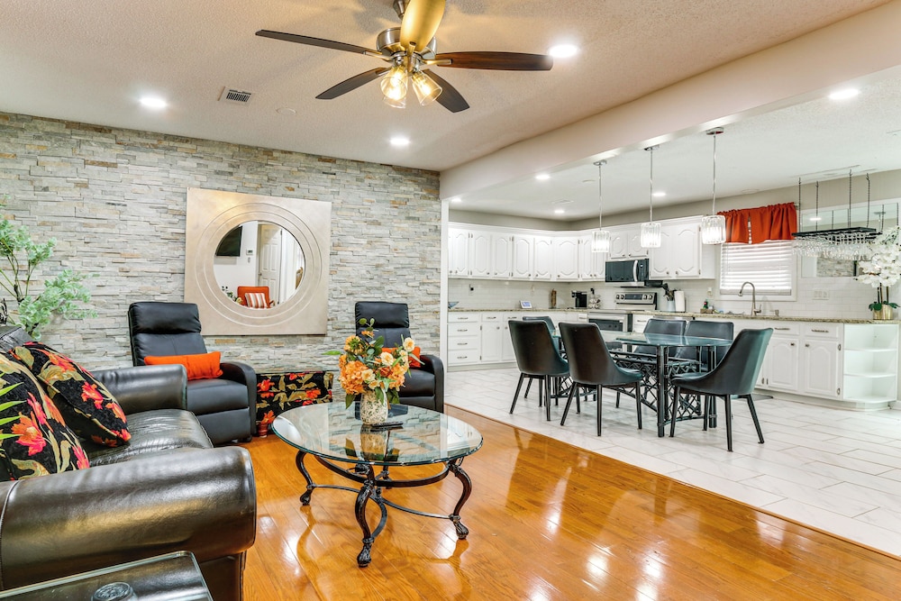 Pool, Hot Tub & Backyard Fun! Savannah Retreat - Savannah, GA