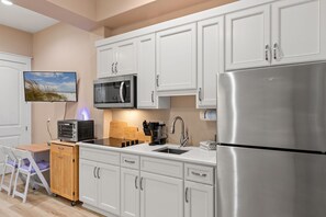 Estúdio | Kitchenette privada | Um frigorífico/congelador grande, um micro-ondas, uma placa de cozinha 