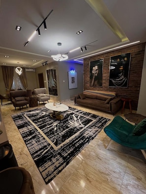 Apartamento luxo, sacada, vista para a cidade | Área de estar