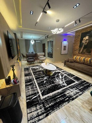 Apartamento luxo, sacada, vista para a cidade | Área de estar