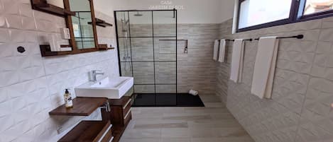 Quarto Quádruplo | Casa de banho | Um polibã, toalhas fornecidas, sabão, champô