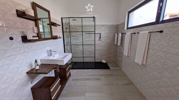 Quarto Quádruplo | Casa de banho | Um polibã, toalhas fornecidas, sabão, champô 