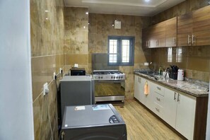 Apartamento superior, sacada, vista para a cidade | Cozinha privada | Geladeira, micro-ondas, fogão, cooktop