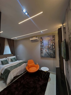 Apartamento superior, sacada, vista para a cidade | Escrivaninha, espaço de trabalho para notebook, cortinas blackout