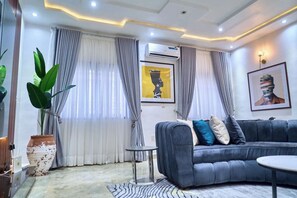 Apartamento superior, sacada, vista para a cidade | Área de estar