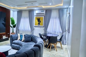 Apartamento superior, sacada, vista para a cidade | Área de estar