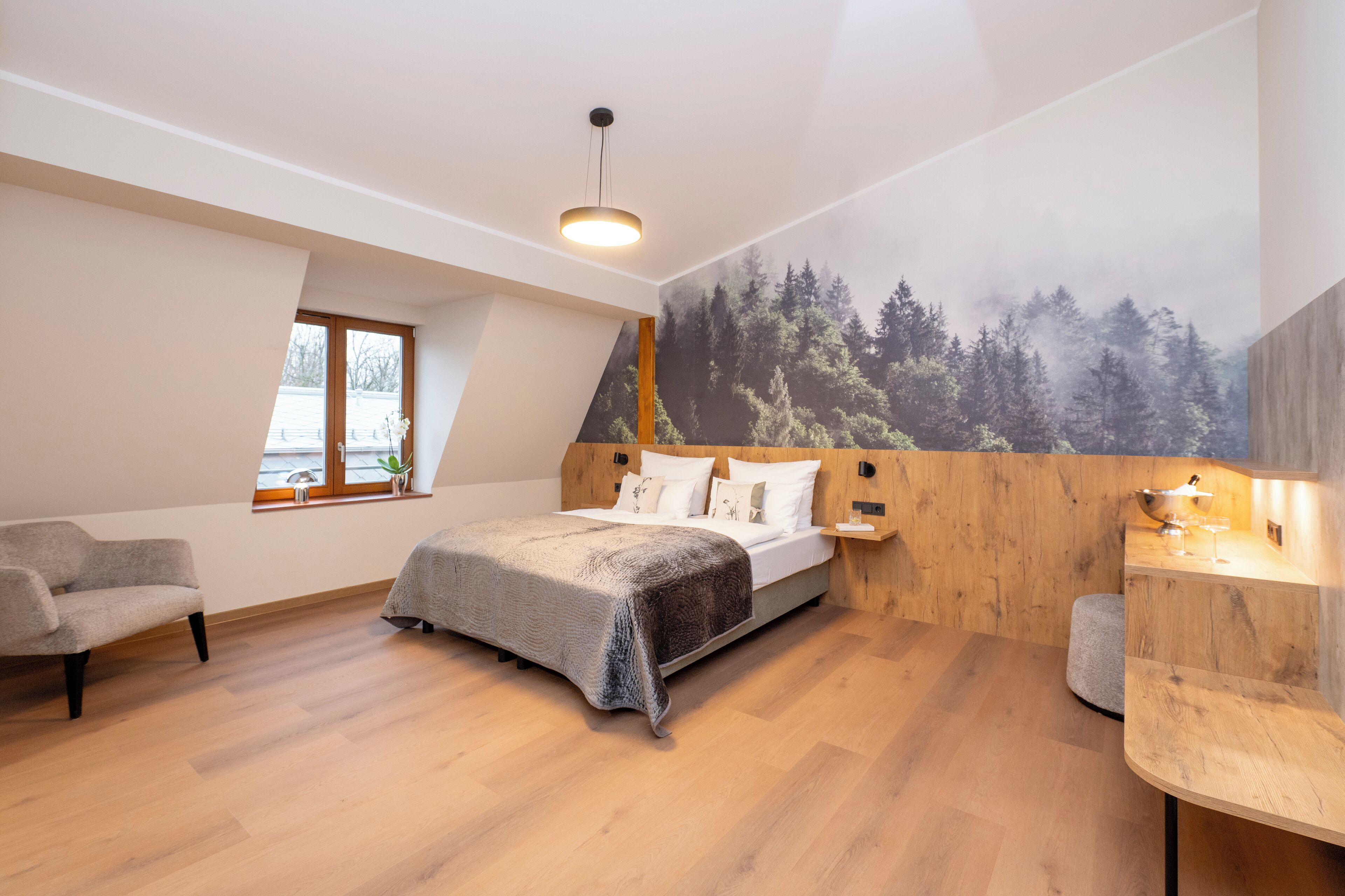 Quarto casal luxo | Cofres nos quartos, escrivaninha, ferros/tábuas de passar roupa