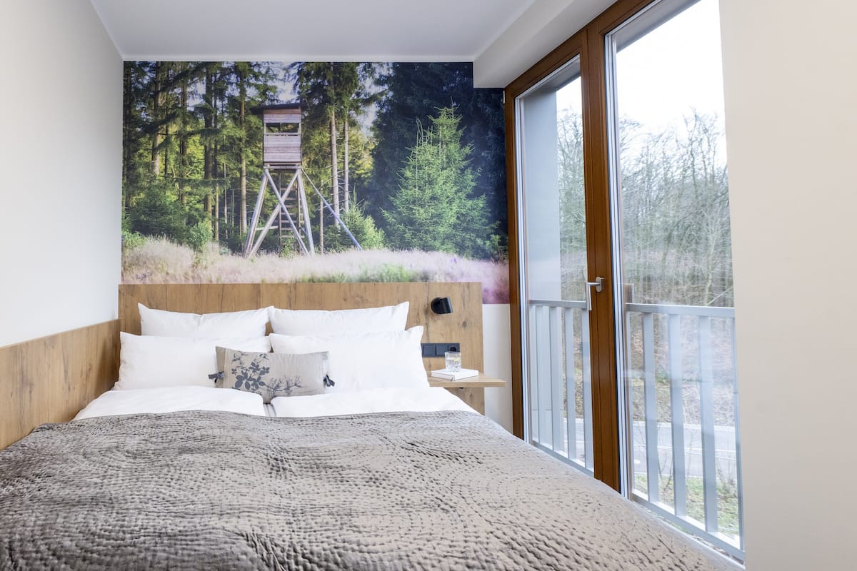 Quarto casal clássico | Cofres nos quartos, escrivaninha, ferros/tábuas de passar roupa