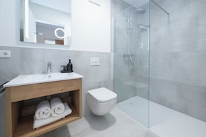 Chuveiro, secador de cabelo, toalhas de banho