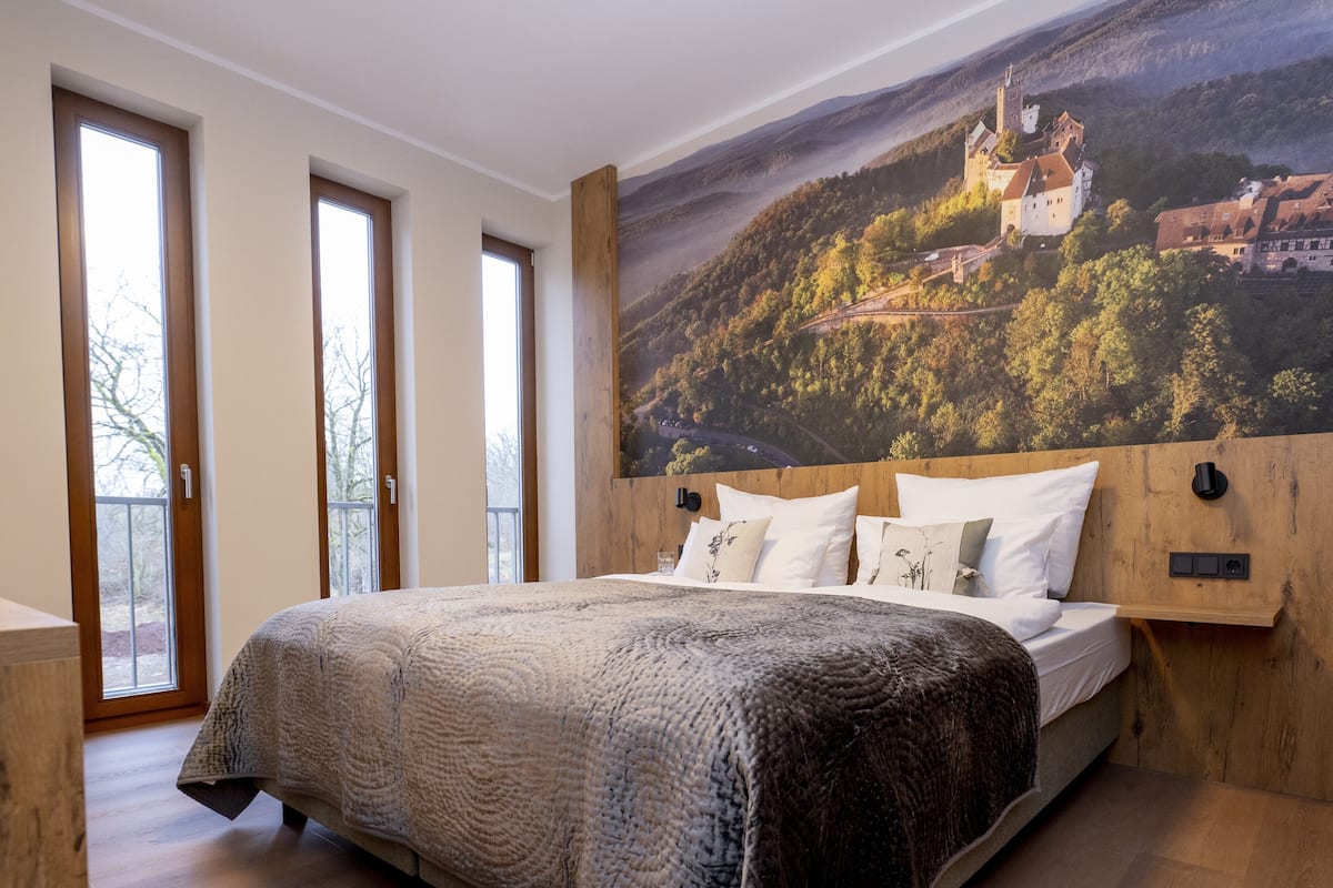 Quarto casal conforto | Cofres nos quartos, escrivaninha, ferros/tábuas de passar roupa