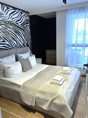 Apartamento Superior, varanda, vista para o rio | Roupa hipoalergénica, com decoração personalizada 