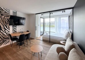 Apartamento Superior, varanda, vista para o rio | Roupa hipoalergénica, com decoração personalizada 