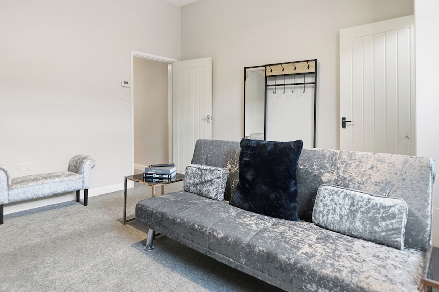 Modern 5 Bed 2 Bath House | Free Parking - Bury