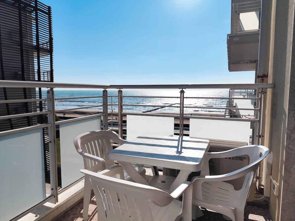 Seaside Studio Apartment With Balcony - Lido di Jesolo
