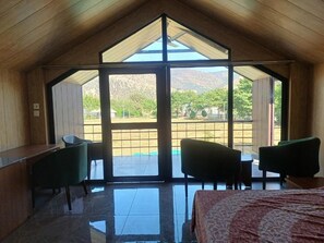 Cabana de Madeira de Luxo, varanda, vista para a montanha | Secretária, ferro/tábua de engomar, Wi-fi grátis 